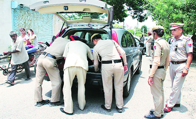 3 people throw red chilli powder into cop s eyes,snatch his pistol ...