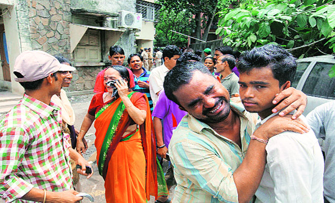 Watchman loses 3 of family in Dahisar building collapse | Mumbai News ...