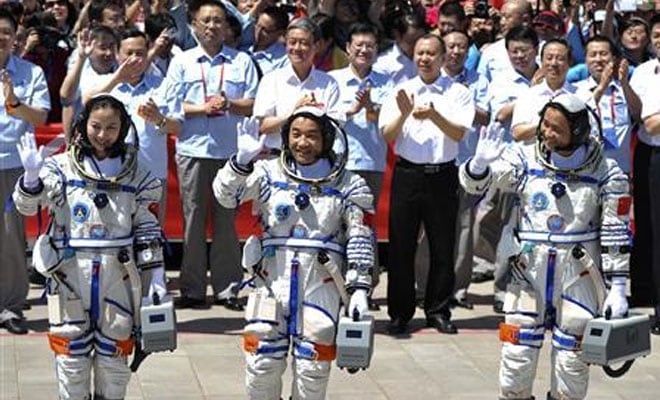 Chinese astronauts succeed in manual docking with space lab ...