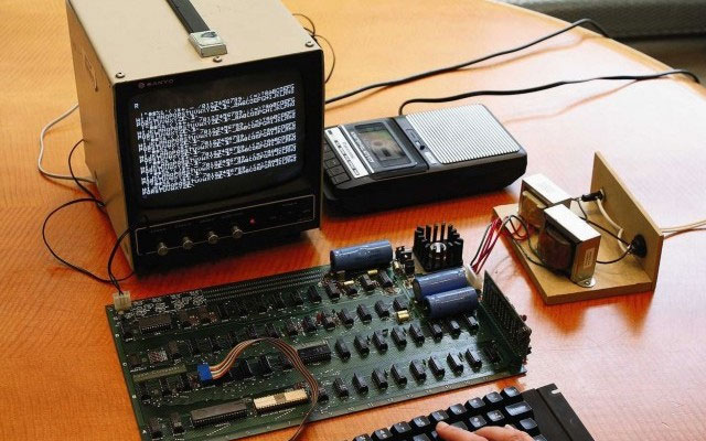 First Apple computer fetches $387,000 at Christie’s auction ...