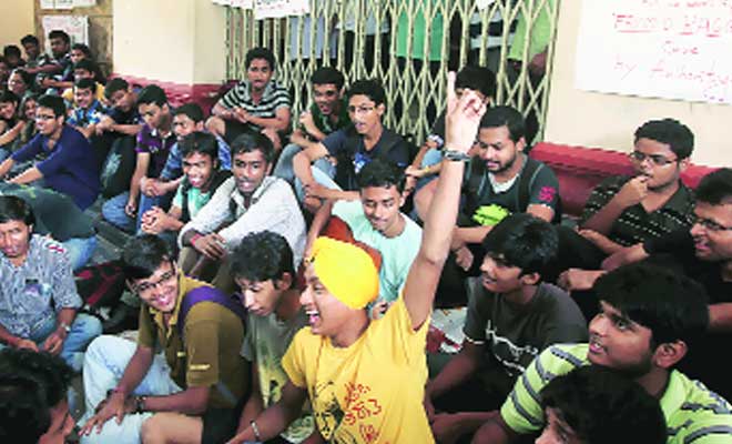 JU: Gherao ends,hunger strike begins | Kolkata News - The Indian Express