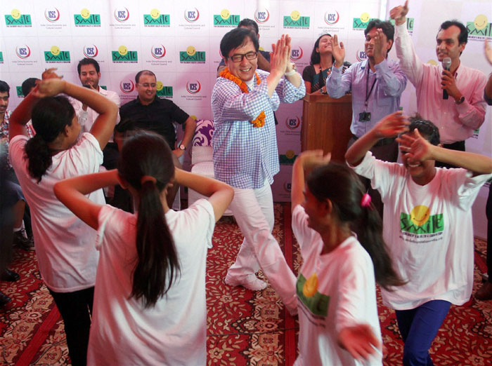 Jackie Chan’s Bollywood ishtyle dance with young girls | Entertainment ...