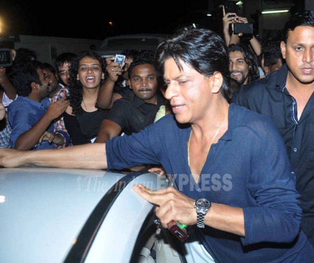 Shah Rukh Khan meets fans as Chennai Express hits theatres ...