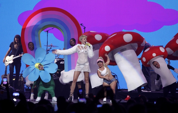 Miley Cyrus does it again | Entertainment Gallery News - The Indian Express