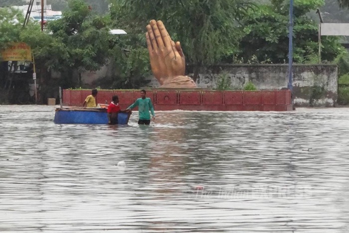 Flood fears create panic in Surat | Picture Gallery Others News - The ...