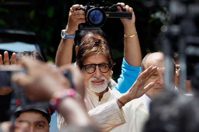 First photos: Amitabh Bachchan celebrates 71st birthday with fans ...
