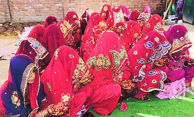 Muzaffarnagar: Victims displaced by communal riots tie knots at mass ...