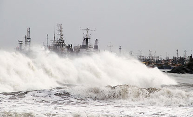 Cyclone Phailin: Over one lakh people evacuated in 3 Andhra districts ...