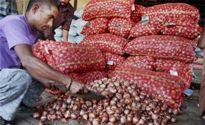 Onion prices drop sharply as late kharif arrivals pick pace | Business ...