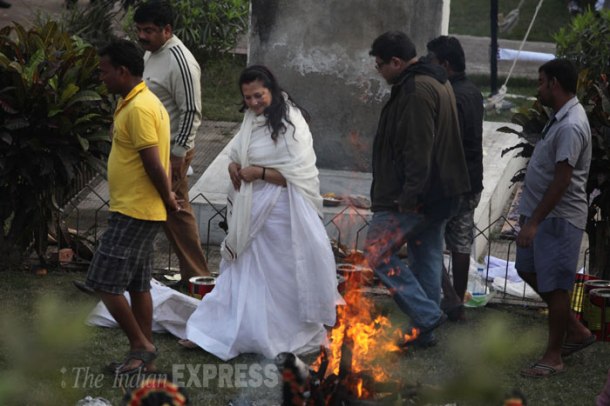 Photos Moon Moon Sen Immerses Ashes Of Late Mother Suchitra Sen In Ganges The Indian Express