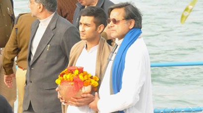 Shashi Tharoor immerses Sunanda Pushkar’s ashes in Ganga in Haridwar ...