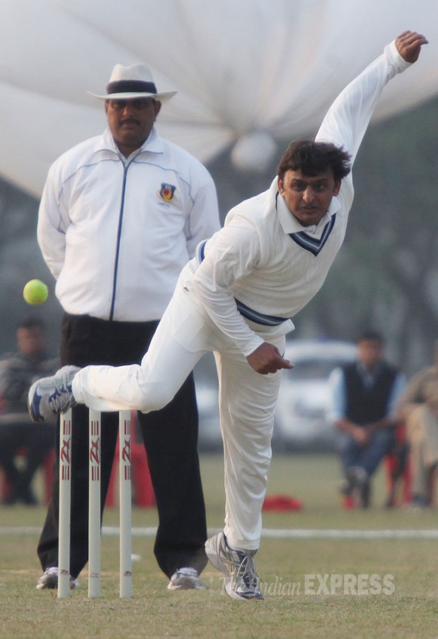 UP CM Akhilesh Yadav takes a day off – plays cricket, spends time with ...