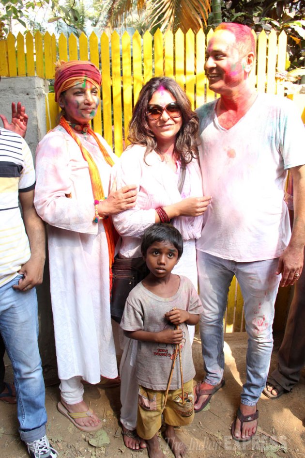 Aditi, Dia, Richa celebrate Holi with Shabana Azmi, Javed Akhtar | Entertainment Gallery News ...