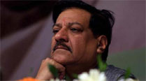 Prithviraj Chavan meets Sonia Gandhi to discuss state polls | Political ...