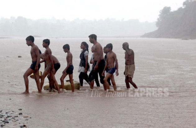 Gujarat kids swim daily to reach school | Picture Gallery Others News ...