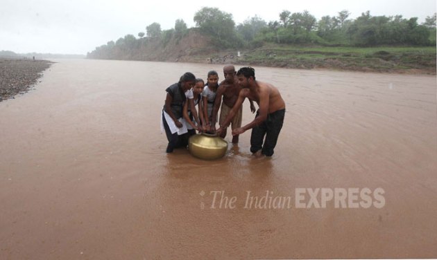 Gujarat kids swim daily to reach school | Picture Gallery Others News ...