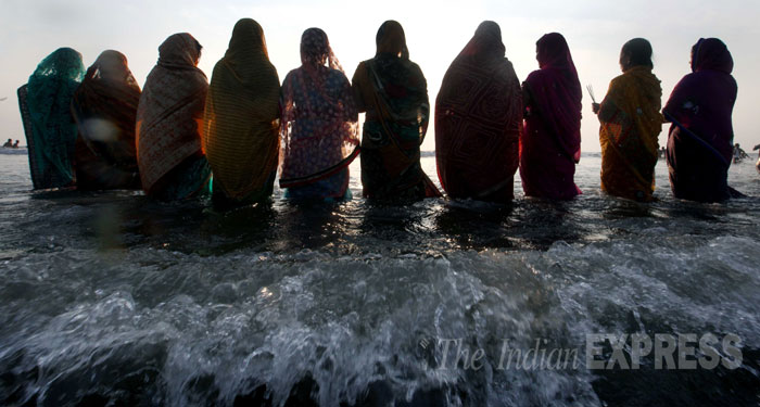 Devotees offer prayers on Chhath Puja ghat | Picture Gallery Others ...