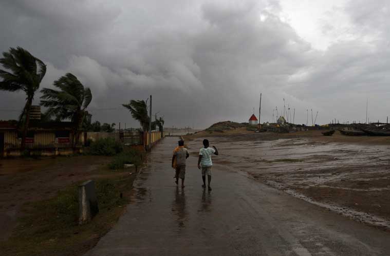 Modi surveys Vizag after cyclone Hudhud leaves a trail of devastation ...