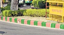 NDMC revamps colour scheme, repaints road dividers and kerbs ‘pink-and ...