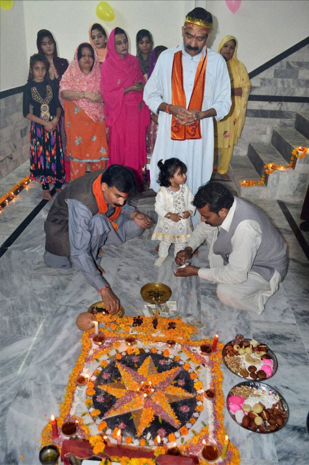 Today in Pics: Hindus in Pakistan celebrate Diwali, army men light up ...