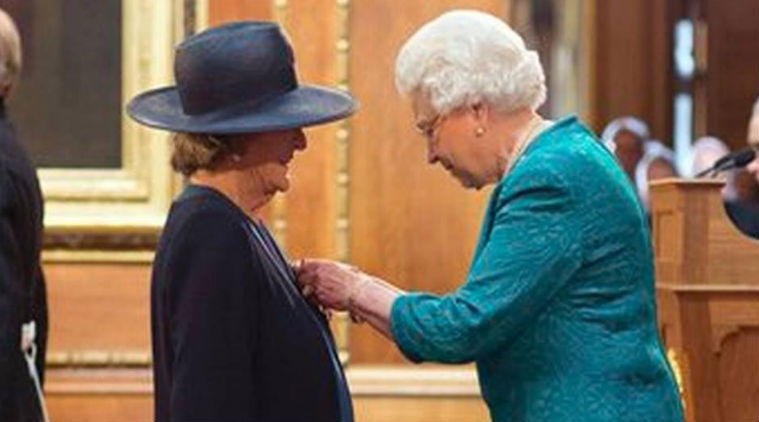 Maggie Smith receives royal honour from Queen Elizabeth | Hollywood ...