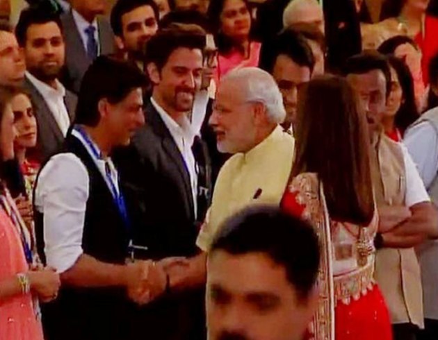 When Sonam took her best selfie and SRK, Kareena met PM Modi ...