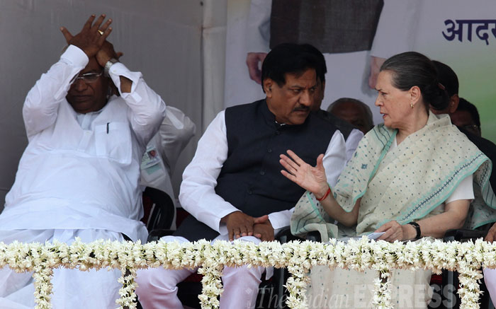 Sonia Gandhi hits campaign trail in Maharashtra | Picture Gallery ...