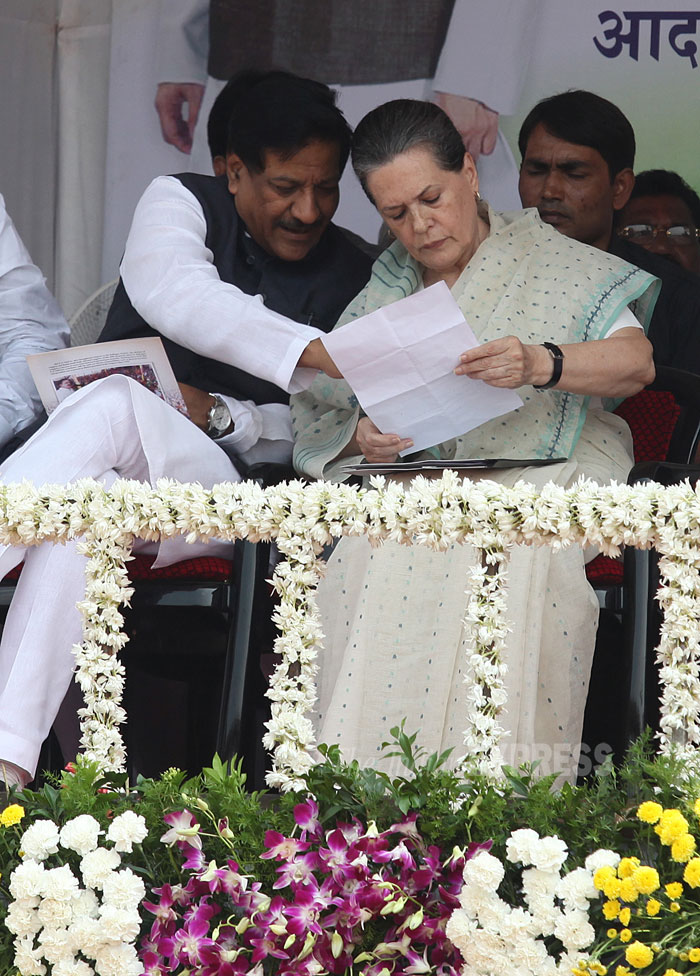 Sonia Gandhi hits campaign trail in Maharashtra | Picture Gallery ...