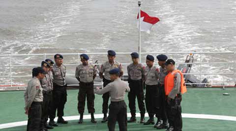 AirAsia crash: Another body and a fifth large object recovered from the ...
