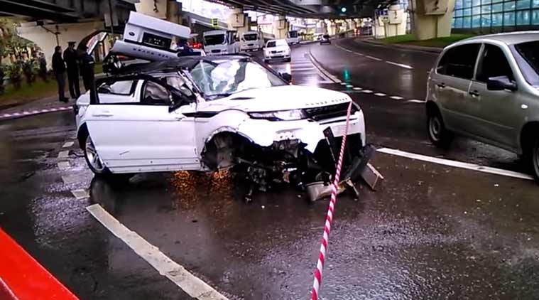 Range Rover Evoque accident, drivers walks out unscathed | Trending ...