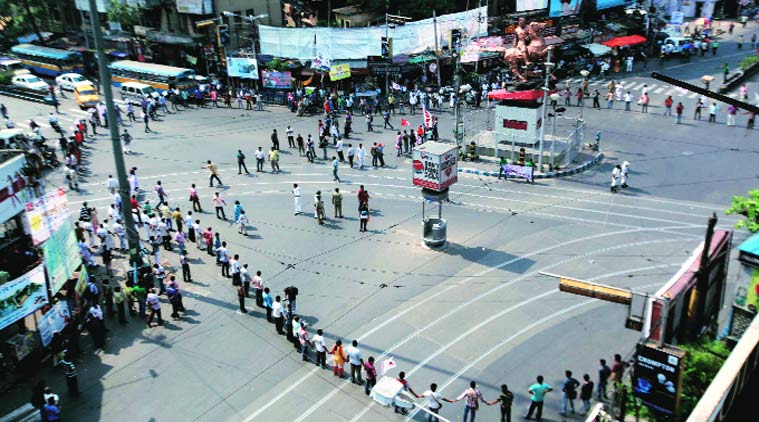 SFI activists hold protest again, offer flowers to policemen | Kolkata ...