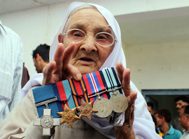 Soldier’s widow gets 1946 George Cross back | Picture Gallery Others ...