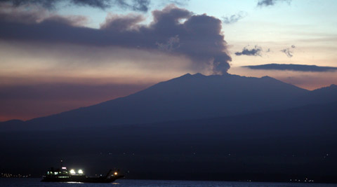 Indonesia: More travel chaos as Mount Raung volcano closes Bali airport ...