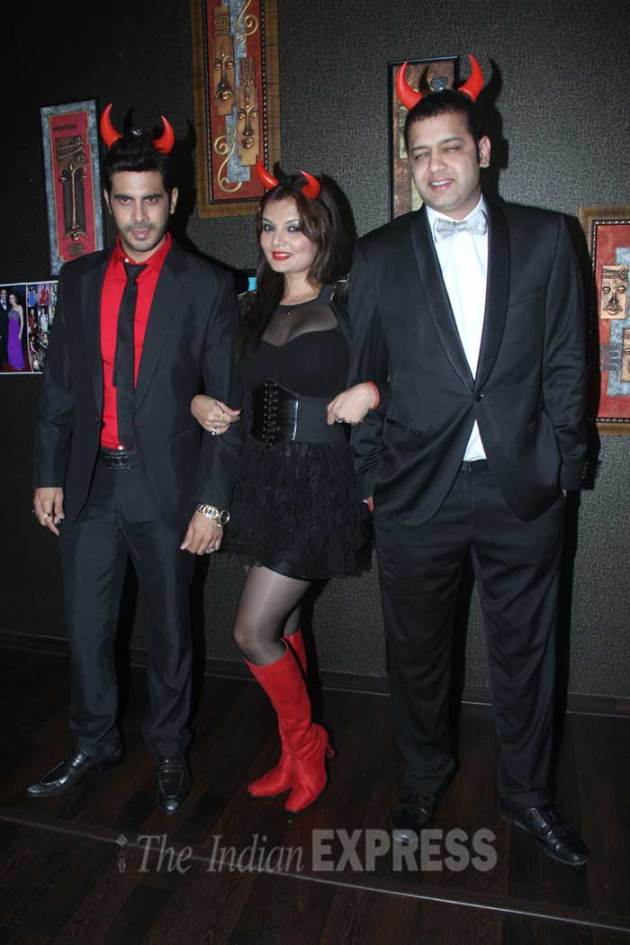 Deepshikha Nagpal celebrates birthday with husband Kaishav Arora ...