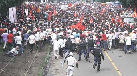 Left protesters turn violent as cops resort to lathicharge | Kolkata ...