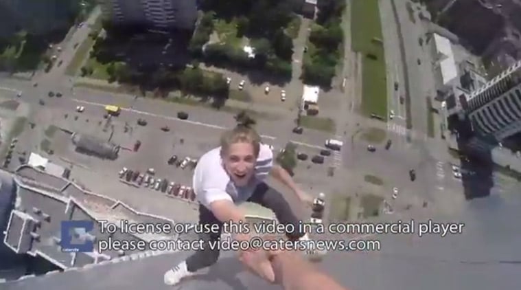 VIDEO: Russian daredevil shows how to hang from 40-storey building in ...