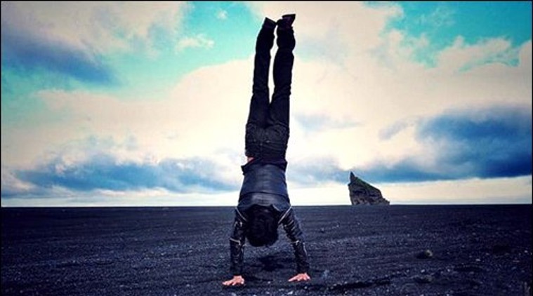Shah Rukh Khan does the perfect hand stand | Bollywood News - The ...