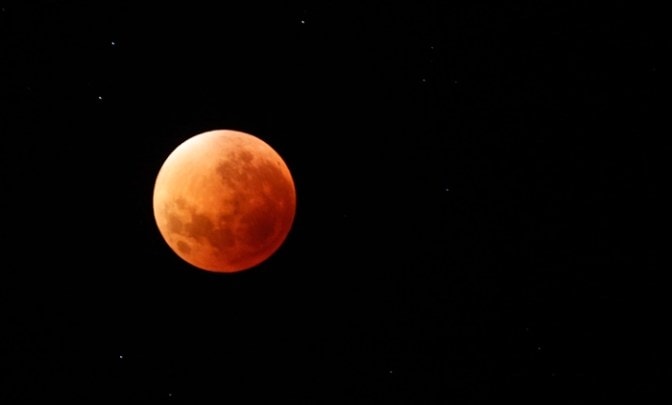 ‘Super Blood moon’ delights as super moon and lunar eclipse combine ...