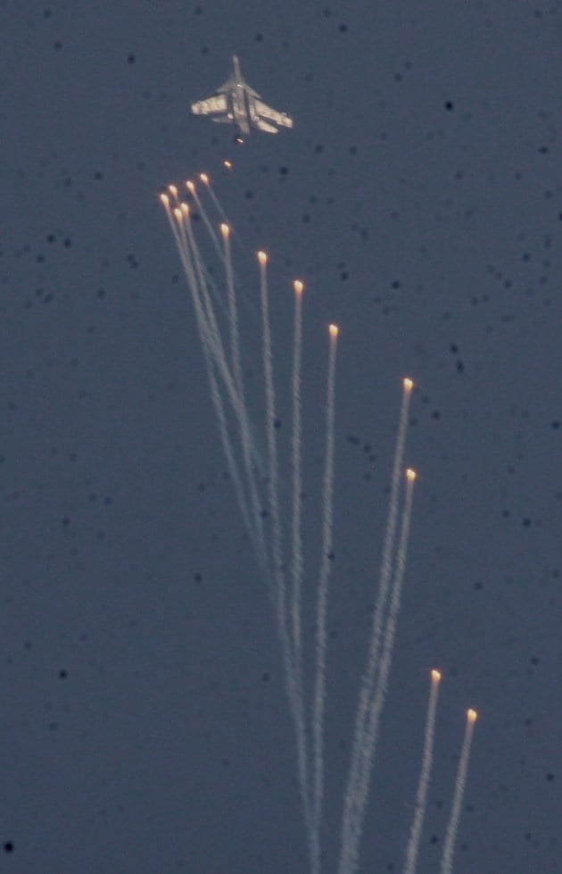 IAF performs aerial feats ahead of Air Force Day at Hindon base ...