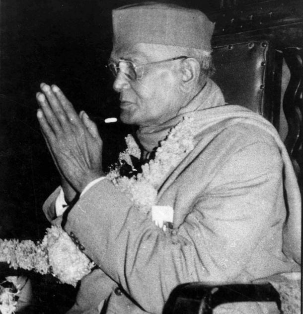 Remembering Jayaprakash Narayan on 113th birth anniversary, here are ...