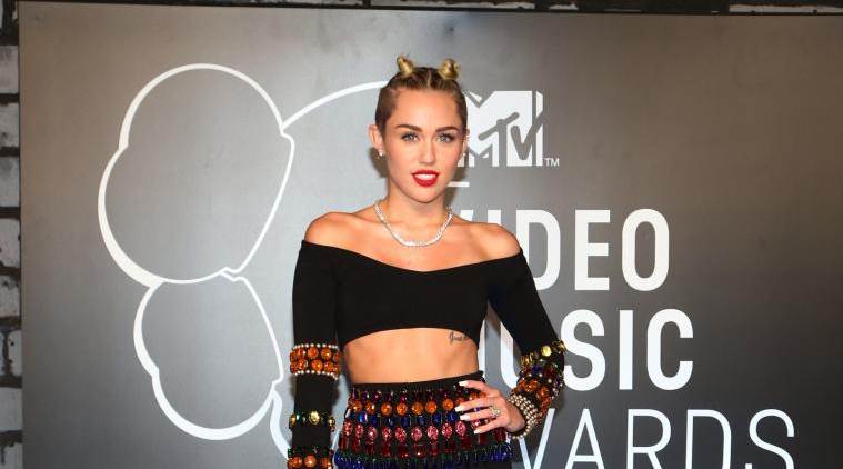 Miley Cyrus Breaks Down In Tears During Snl Performance Music News
