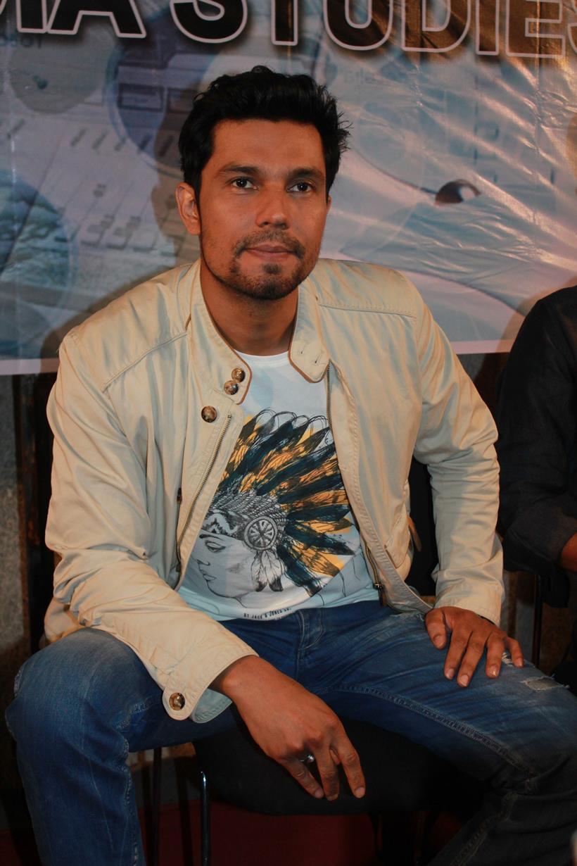 ‘Main Aur Charles’ actors Randeep Hooda, Richa Chadha charm Delhi ...