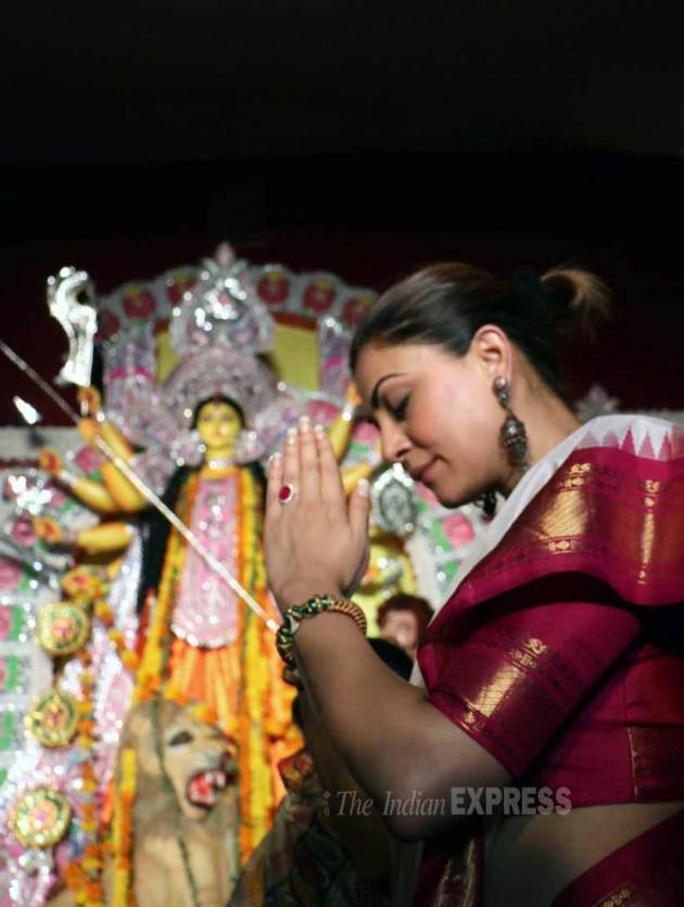 Sushmita Sen celebrates ‘Durga Puja’ with daughters Renee, Alisah ...