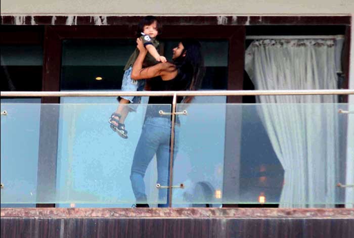Shah Rukh Khans Son Abram Copies Dad Waves To Fans Entertainment