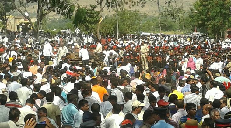 Last rites of martyr Santosh Mahadik performed with full military ...