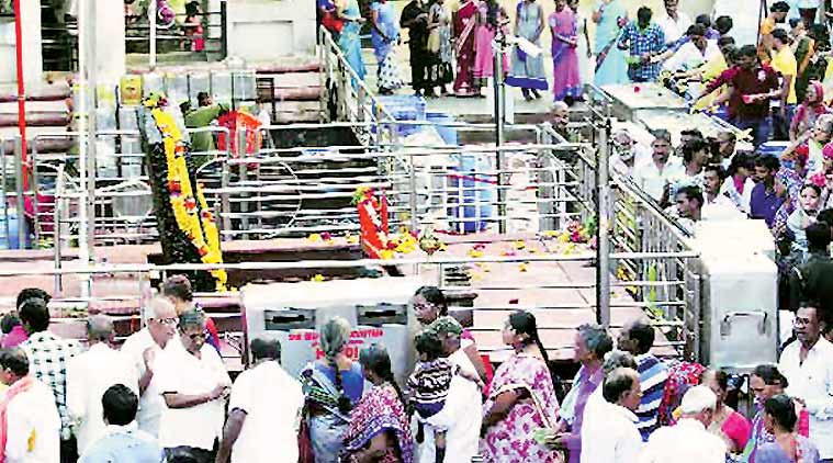 Shani shingnapur Temple: Another bid to break barricade, this time by 4 ...