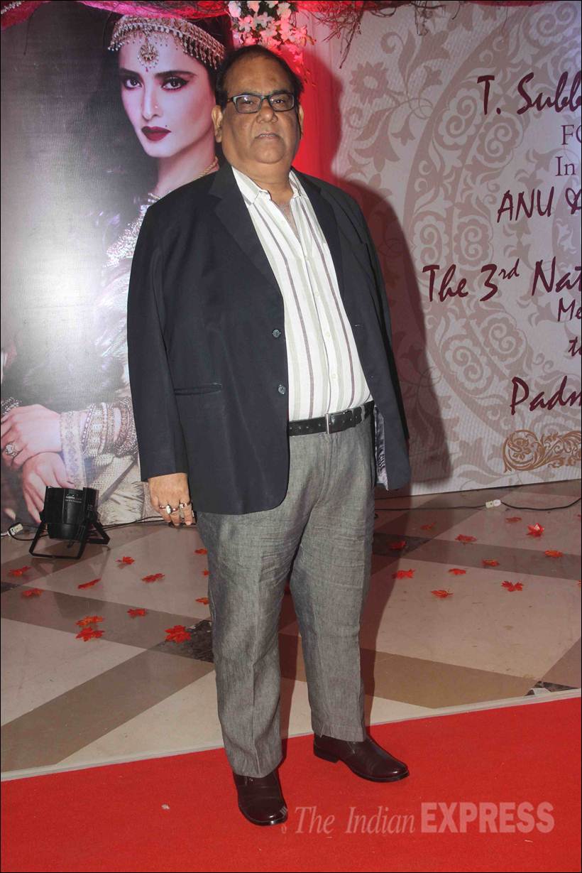 Rekha shines in golden as she receives an award; Sridevi, Ranveer in ...