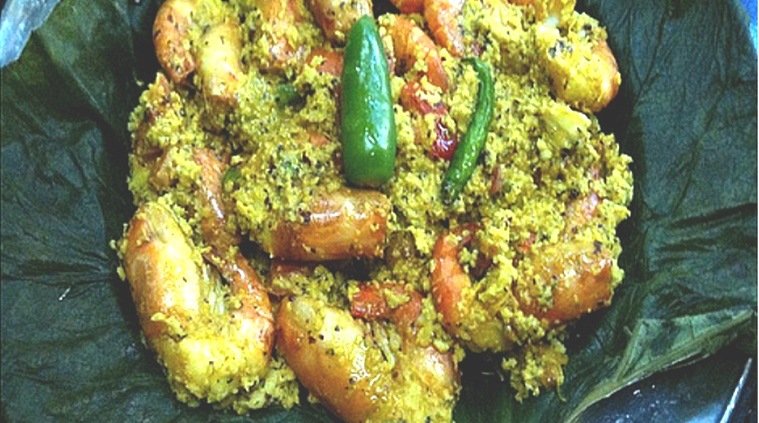 Make Kumro Patay Chingri Mach Bhape (steamed prawns in pumpkin leaf ...