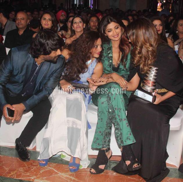 Sushmita Sen, Bipasha Basu, Shilpa Shetty bond at an award show ...