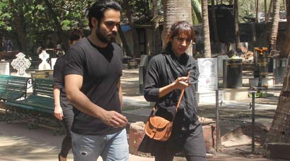 Mahesh Bhatt, Dia Mirza at the funeral of Emraan Hashmi’s mother ...